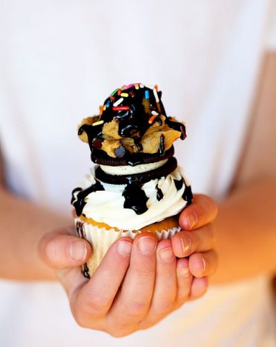 How to 'Extreme Cupcake' {vanilla, oreo, cookie dough, hot fudge} - i ...