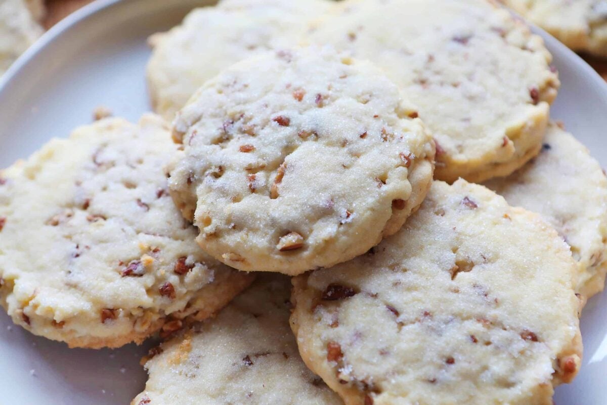 Pecan Sandies {VIDEO} | i am baker