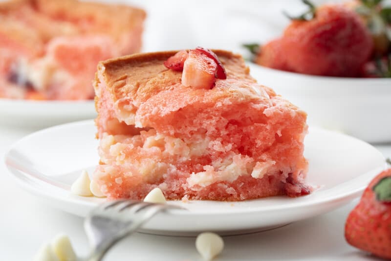 Strawberry Earthquake Cake - i am baker